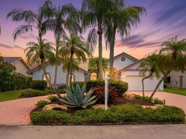 4 bedroom luxury Villa for sale in Tamarac, Florida