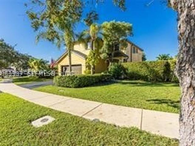 4 bedroom luxury Villa for sale in Weston, Florida