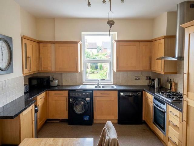 4 bedroom maisonette to rent