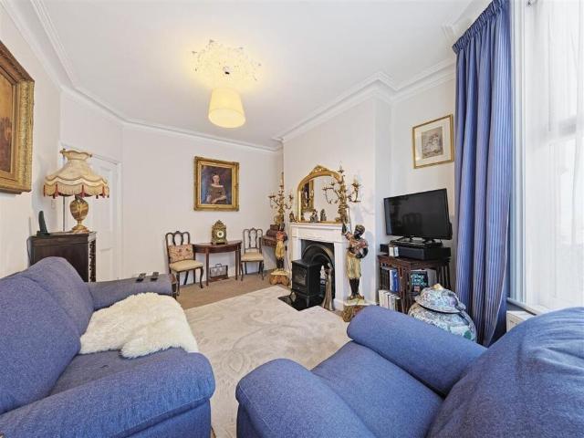4 bedroom maisonette to rent