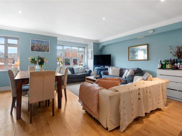 4 bedroom maisonette for sale