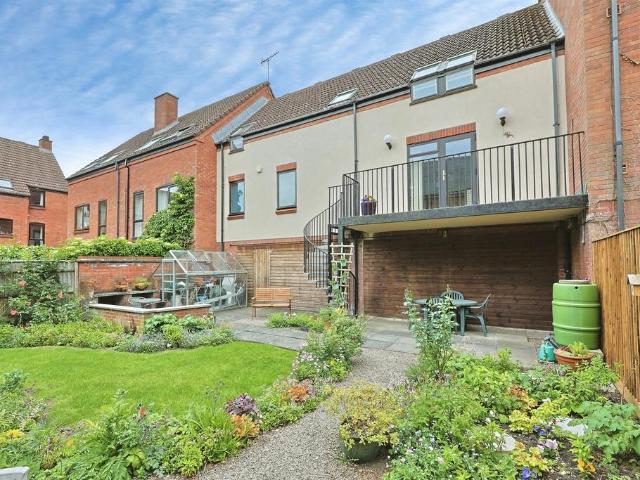 4 bedroom maisonette for sale