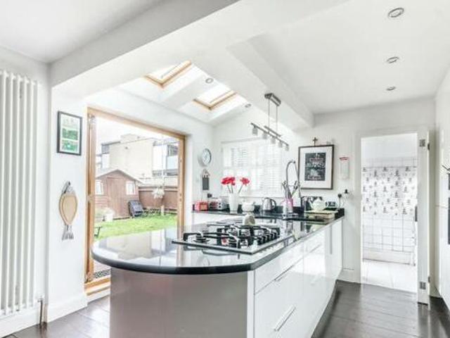 4 Bedroom Maisonette For Sale In Cr4, Mitcham