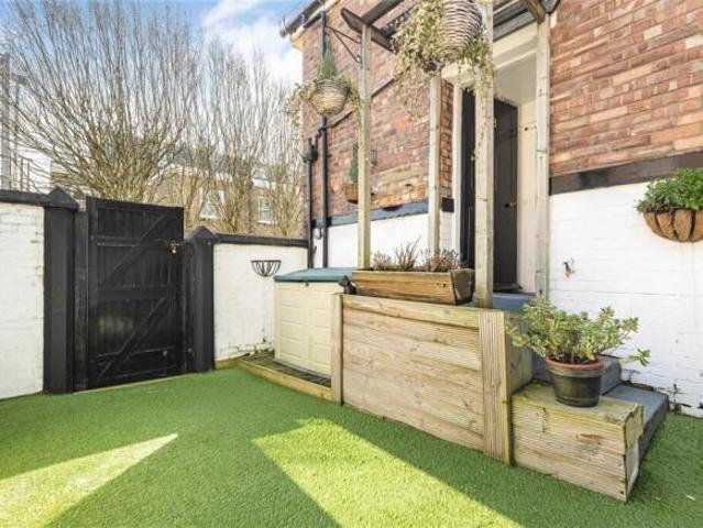4 bedroom maisonette for sale in Strickland Row, SW18