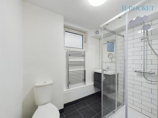 4 bedroom maisonette for rent in Wallis Close, Clapham Junction, SW11