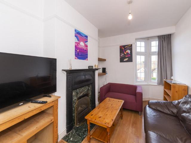 4 bedroom maisonette for rent in Woodbridge Hill, Guildford, GU2