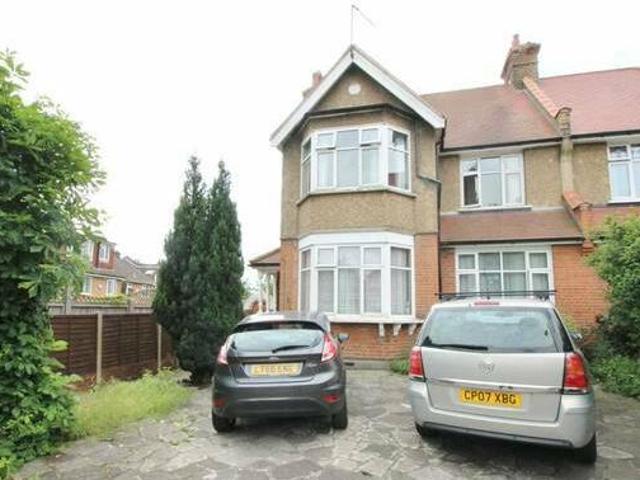 4 bedroom maisonette for rent in Avenue Road Southgate N14