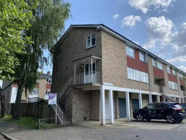 4 bedroom maisonette for rent in Breaks Road, Hatfield, AL10