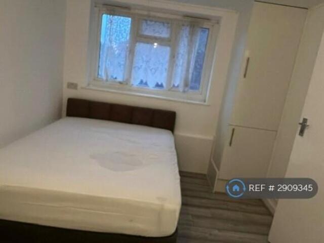 4 bedroom maisonette for rent in Gainsborough Avenue, London, E12