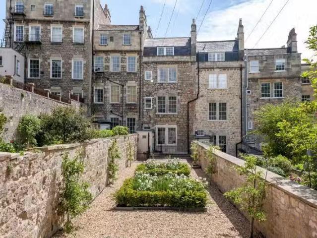 4 bedroom maisonette for rent in Garden Maisonette, Lansdown P.