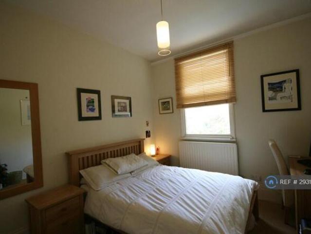 4 bedroom maisonette for rent in Halford Road, London, SW6