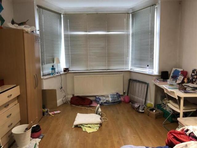 4 bedroom maisonette for rent in Hendale Avenue, Hendon, London, NW4