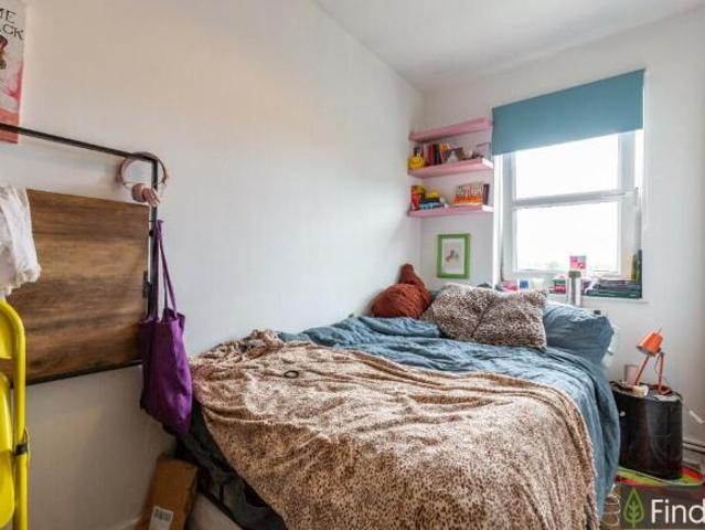 4 bedroom maisonette for rent in Middleton Road, Hackney, London, E8