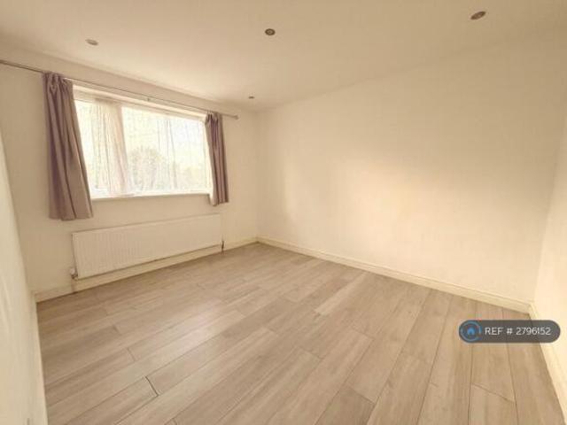 4 bedroom maisonette for rent in New Court, Northolt, UB5