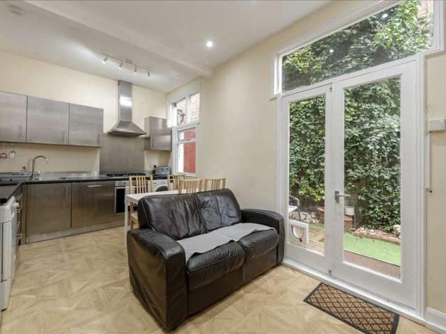 4 Bedroom Maisonette Flat