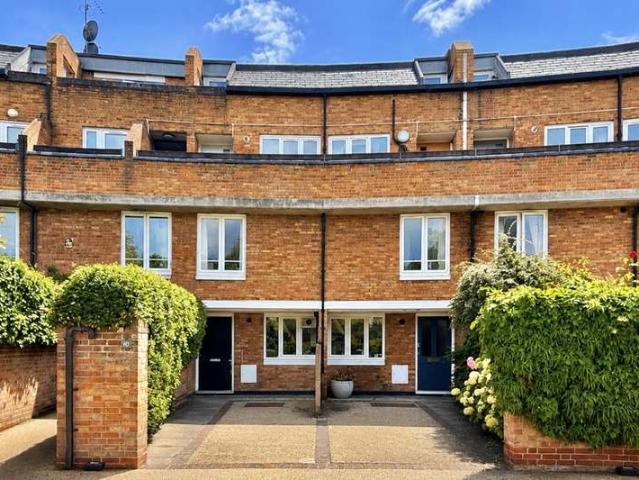 4 Bedroom Maisonette Flat
