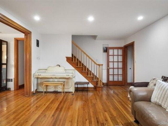 4 bedroom, Massapequa NY 11758 105275599