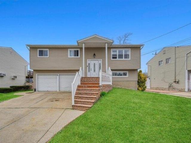 4 bedroom, Massapequa NY 11758 LS93228500