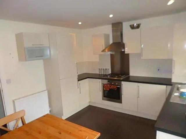 4 Bedroom Mews To Rent In Rushes Close, Beeston, NG9