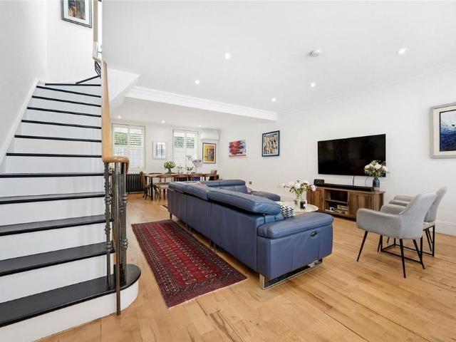 4 bedroom mews to rent
