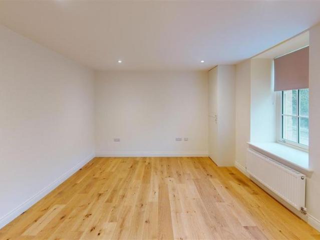 4 bedroom mews to rent