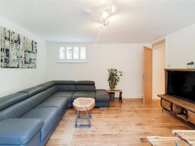 4 bedroom mews to rent