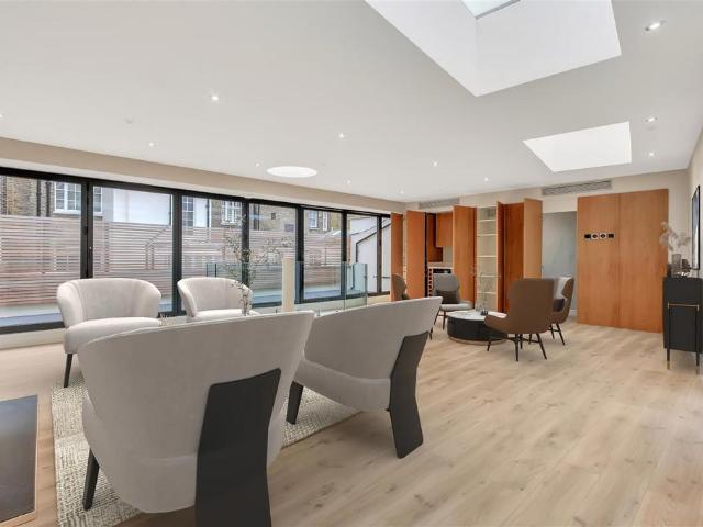 4 bedroom mews to rent