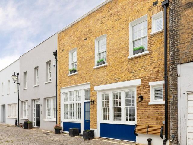 4 bedroom mews to rent