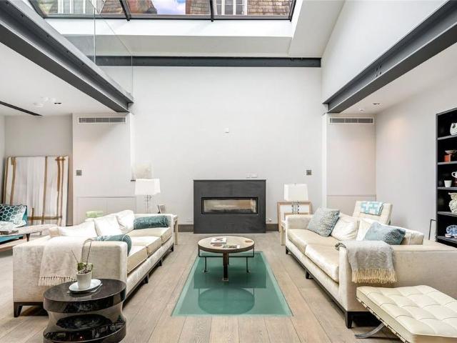 4 bedroom mews to rent