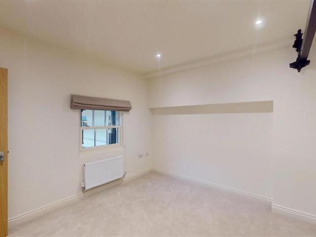 4 bedroom mews to rent