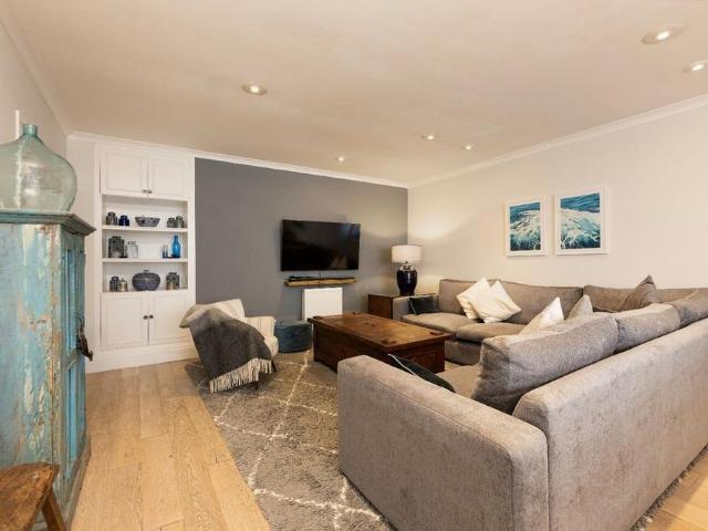 4 bedroom mews to rent