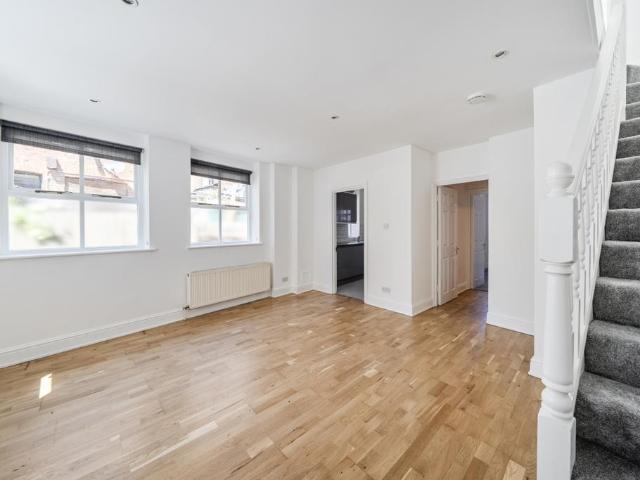 4 bedroom mews to rent