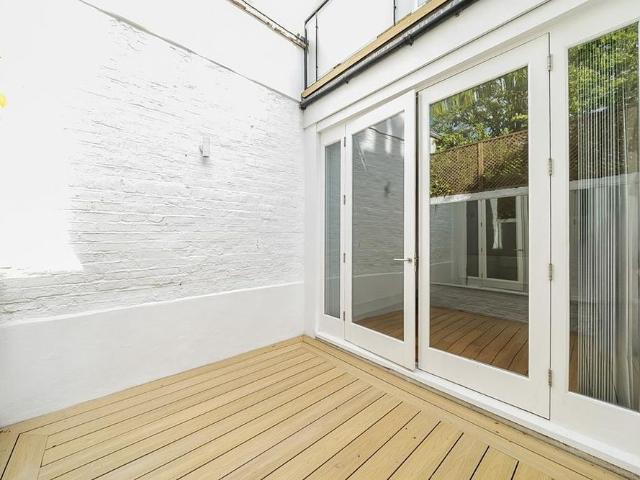 4 bedroom mews to rent