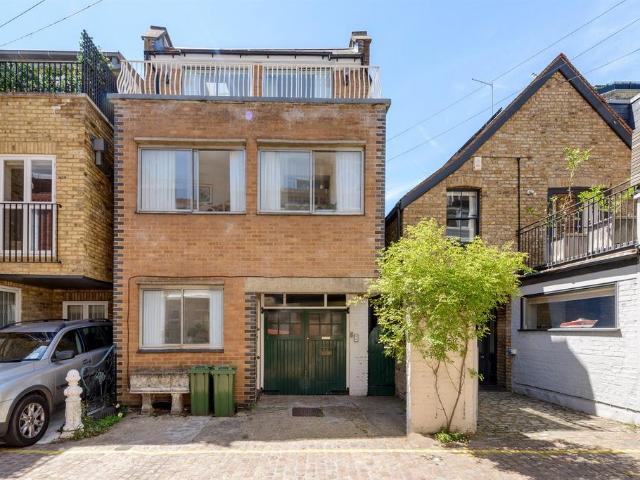 4 bedroom mews to rent
