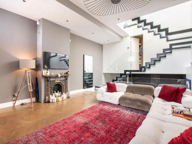 4 bedroom mews to rent