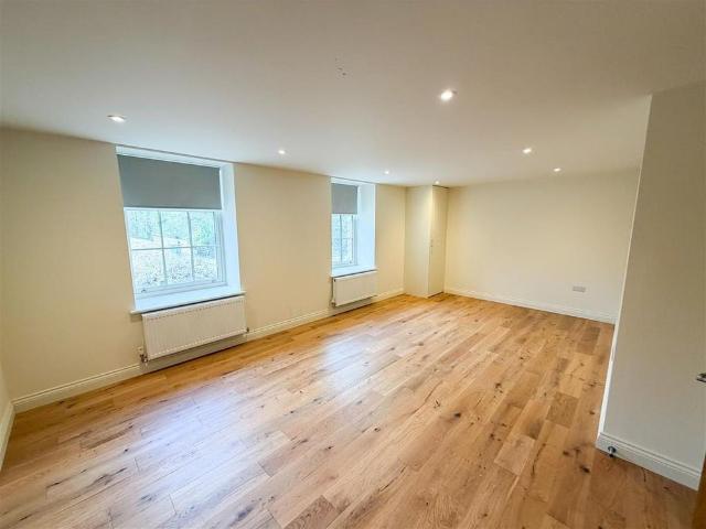 4 bedroom mews to rent