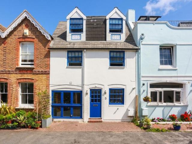 4 bedroom mews for sale