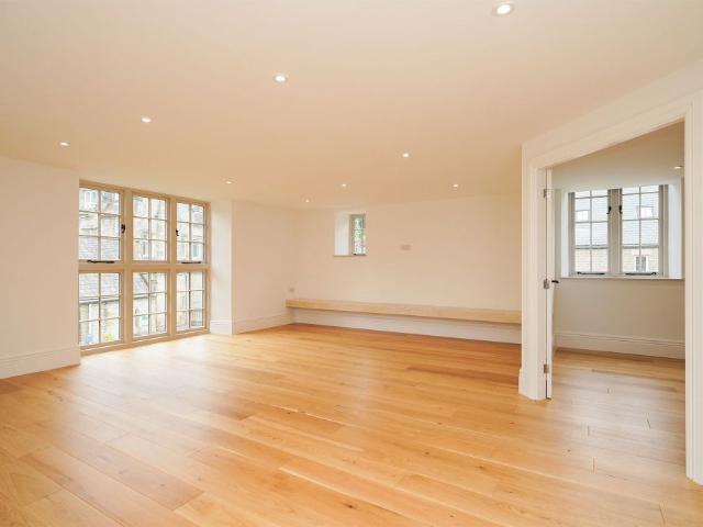 4 bedroom Mews House to rent