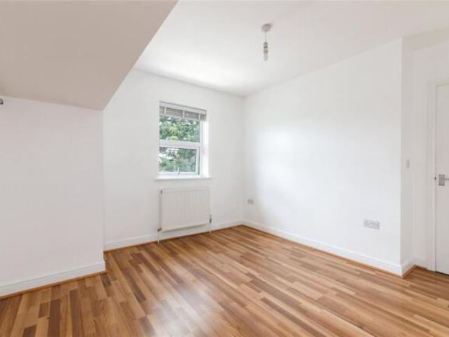 4 bedroom mews property for rent in Clifden Mews, London, E5