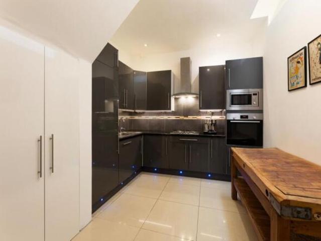 4 bedroom mews property for rent in Gloucester Mews, London, W2