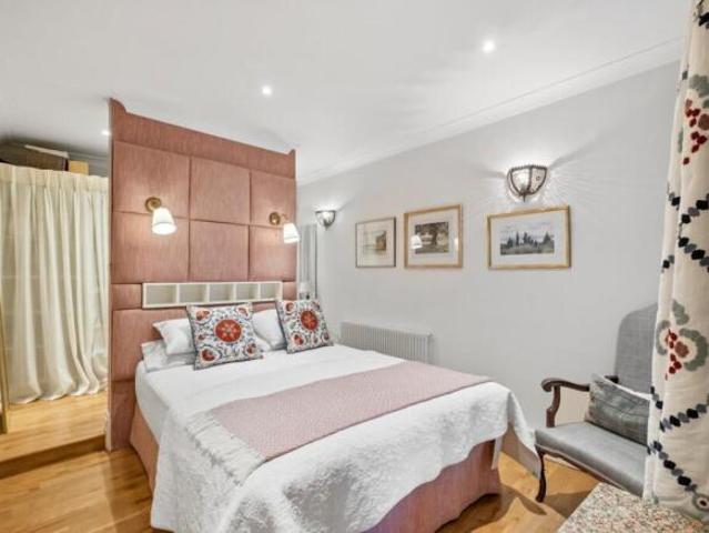 4 bedroom mews property for rent in Queens Gate Mews, South Kensington, SW7