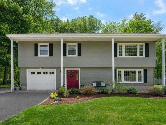 4 bedroom, Medfield MA 02052 LS102962115