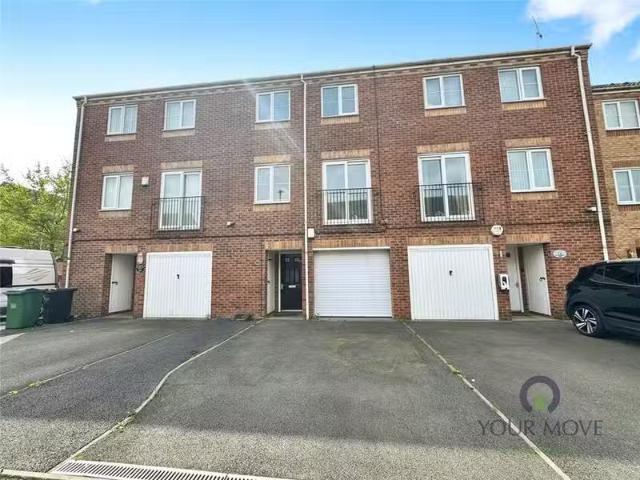 4 bedroom Mid Terrace House to rent, Thunderbolt Way, Tipton.