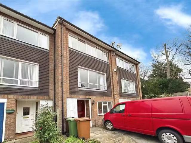 4 bedroom Mid Terrace House to rent, Walnut Mews, Sutton, SM2.