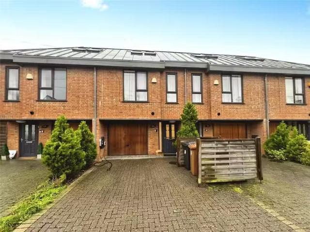 4 bedroom Mid Terrace House to rent, Windmill Street, Bushey H.