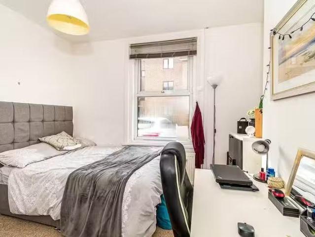 4 bedroom Mid Terrace House to rent, Dean Street, Portsmouth.