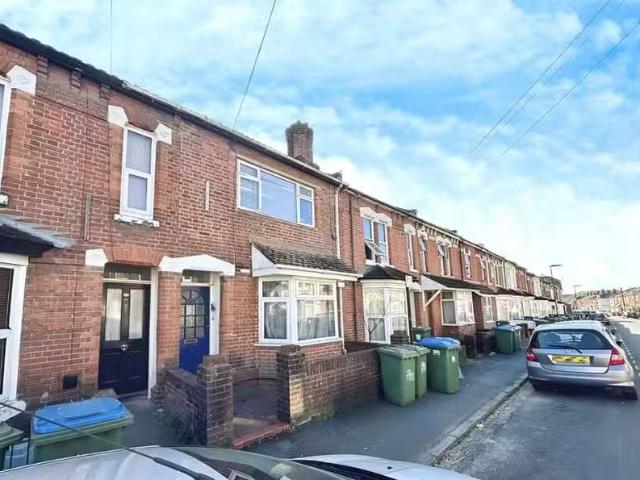 4 bedroom Mid Terrace House to rent, Milton Road, Southampton.