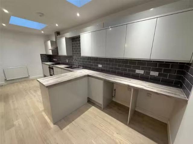 4 bedroom Mid Terrace House to rent, Nettle Hill East, Great Y.