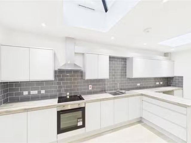 4 bedroom Mid Terrace House to rent, Nettle Hill East, Great Y.