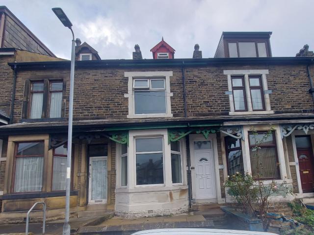 4 bedroom mid terraced house Let in Bradford